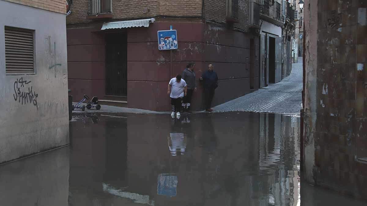 El Ebro se desborda en Tudela, inundando calles y garajes